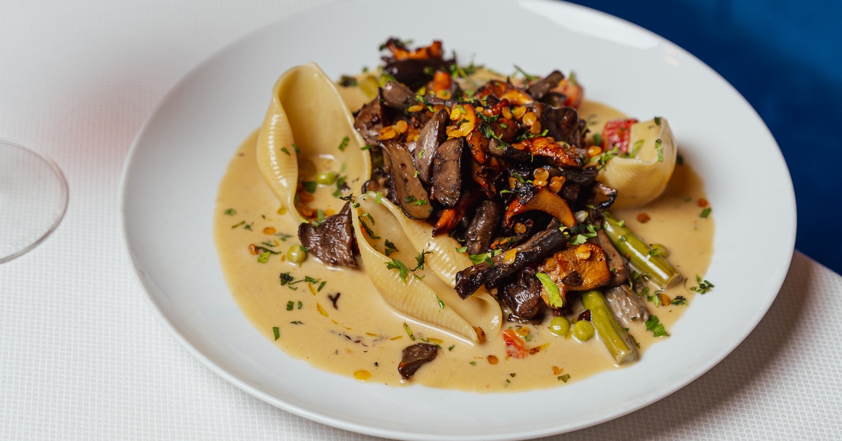 NYC’s Iconic Delmonico’s Gets in on the Mushrooms-As-Meat Trend | VegNews